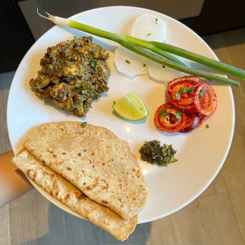 Kolhapuri Green Chicken Thali - FoodiaQ